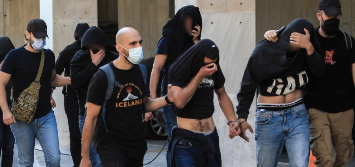 ΒΙΝΤΕΟ & ΦΩΤΟ: Στον εισαγγελέα με καλυμμένα πρόσωπα οι συλληφθέντες για ...